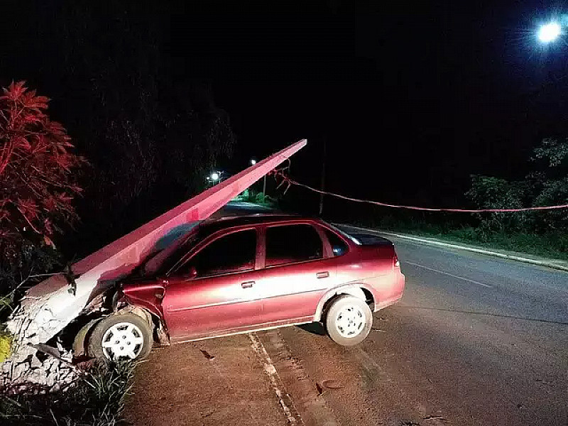 Motorista Perde Controle Do Carro E Derruba Poste De Iluminação Em Ms