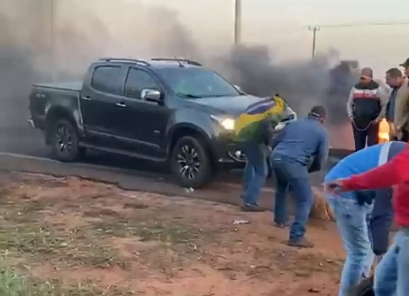 Motorista Tem Carro Depredado Após ‘furar Bloqueio Bolsonarista